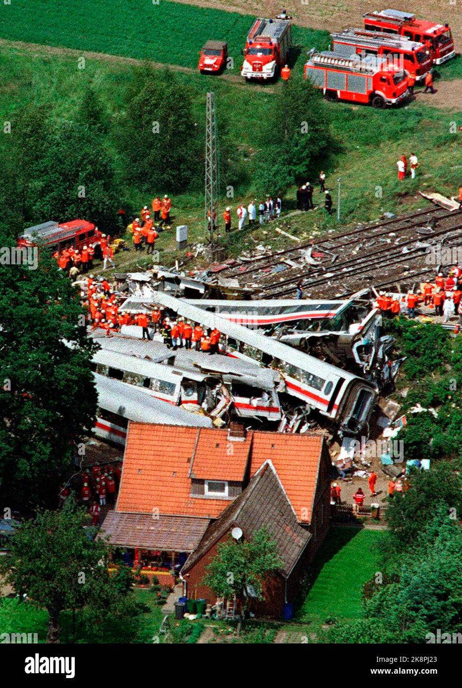 Vier Wagen des am 3.6.1998 in Eschede bei Celle verunglückten Intercity ...