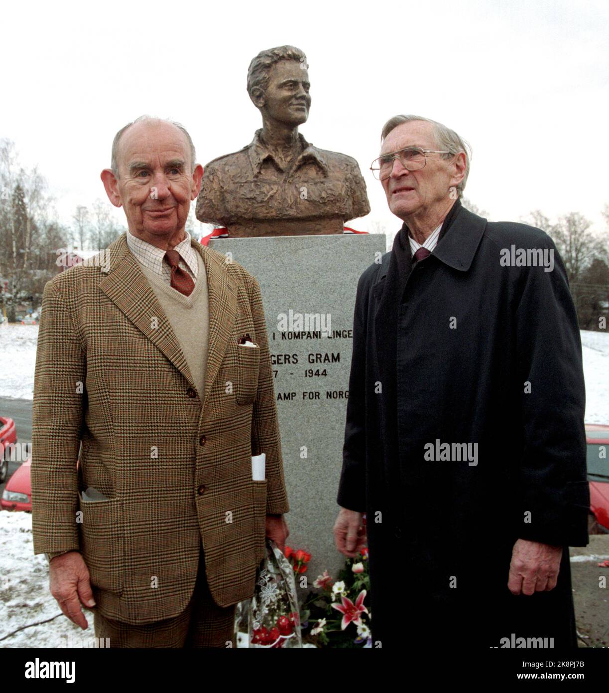 Oslo 19941113: The opponent Max Manus (t.v.) unveils the bust of the ...