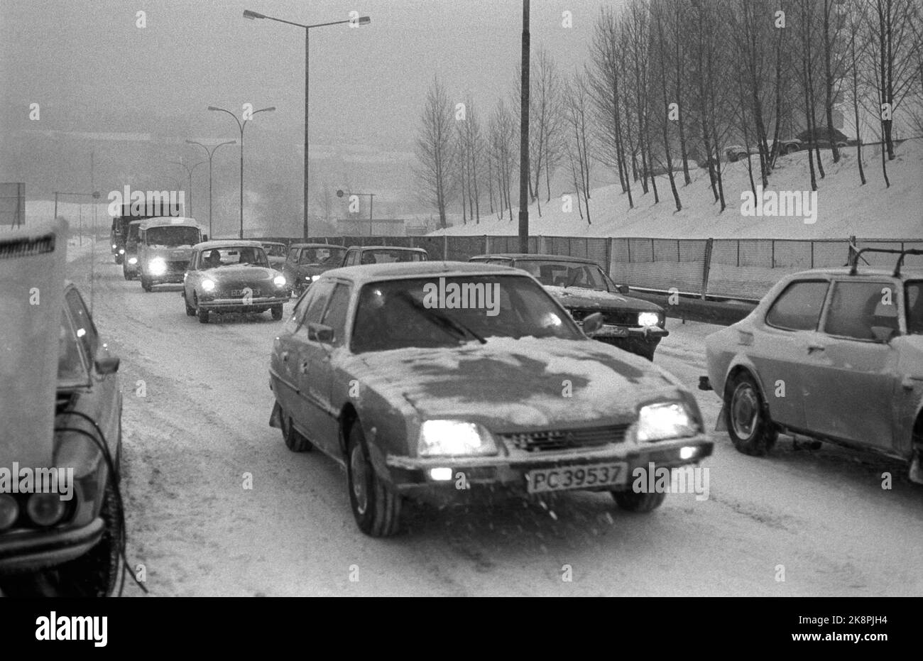 Oslo November 24, 1977. Large snowfall created problems in the morning ...