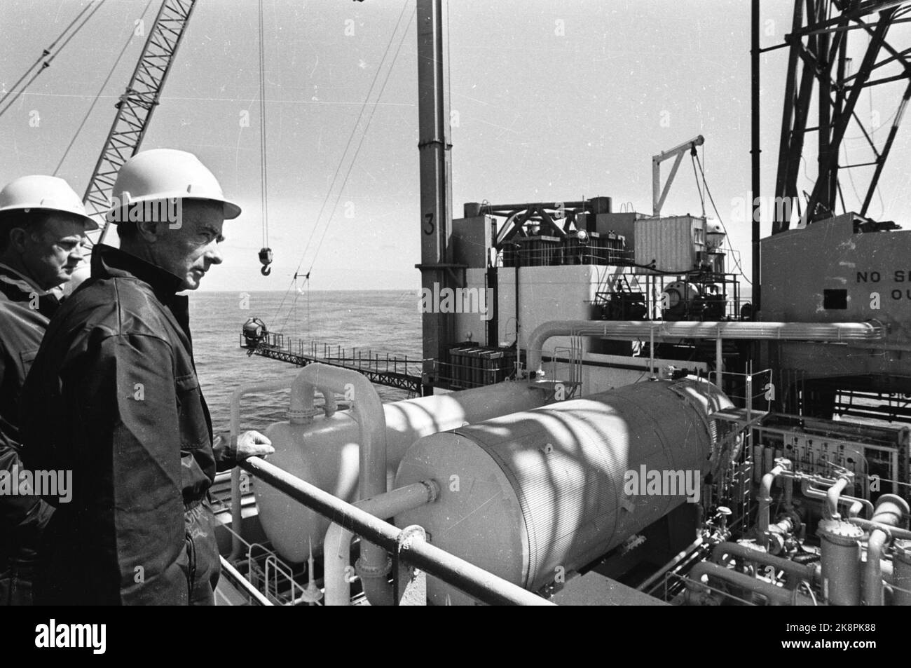 Ekofisk field 19710608: Prime Minister Trygve Bratteli opens the ...
