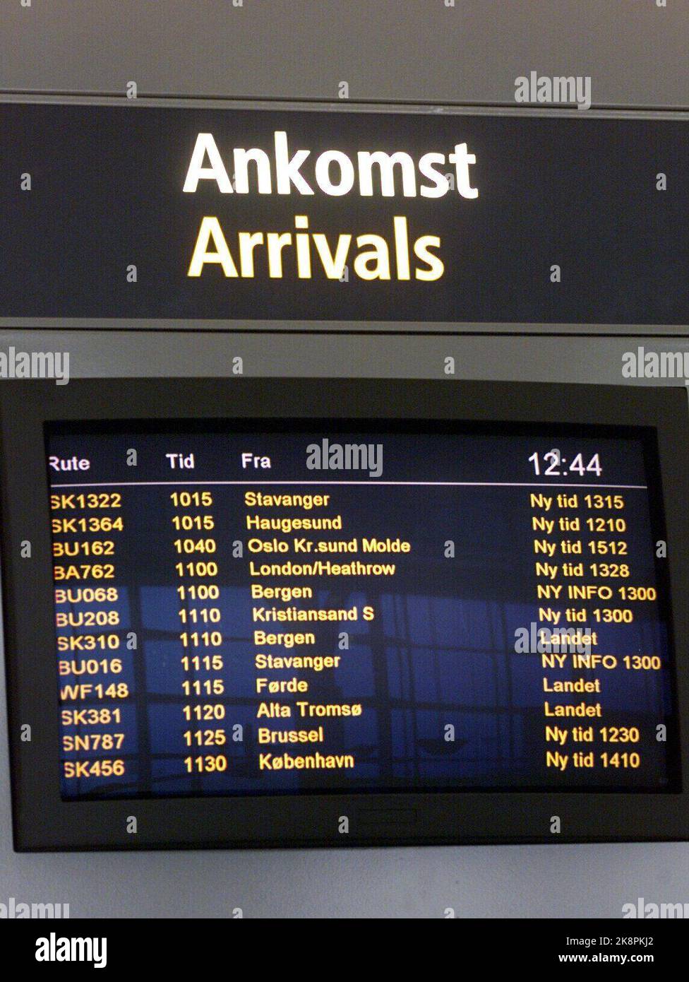 Arrival board arrivals scan photo hi-res stock photography and images ...