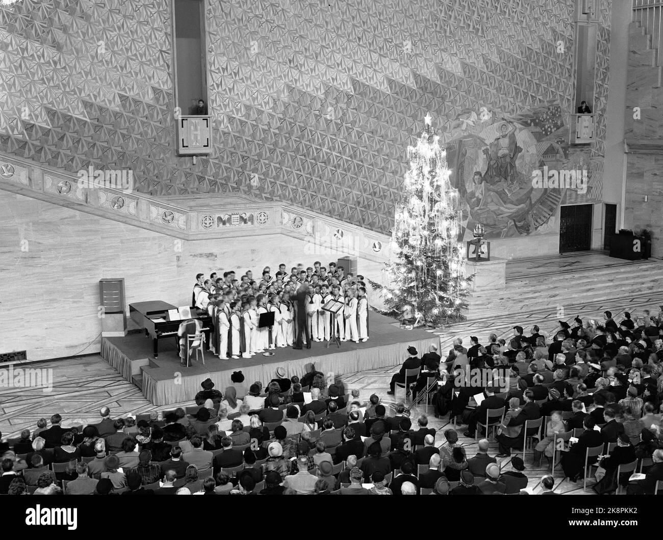 The Oslo boys choir the Olav boys sings Christmas into the new town ...