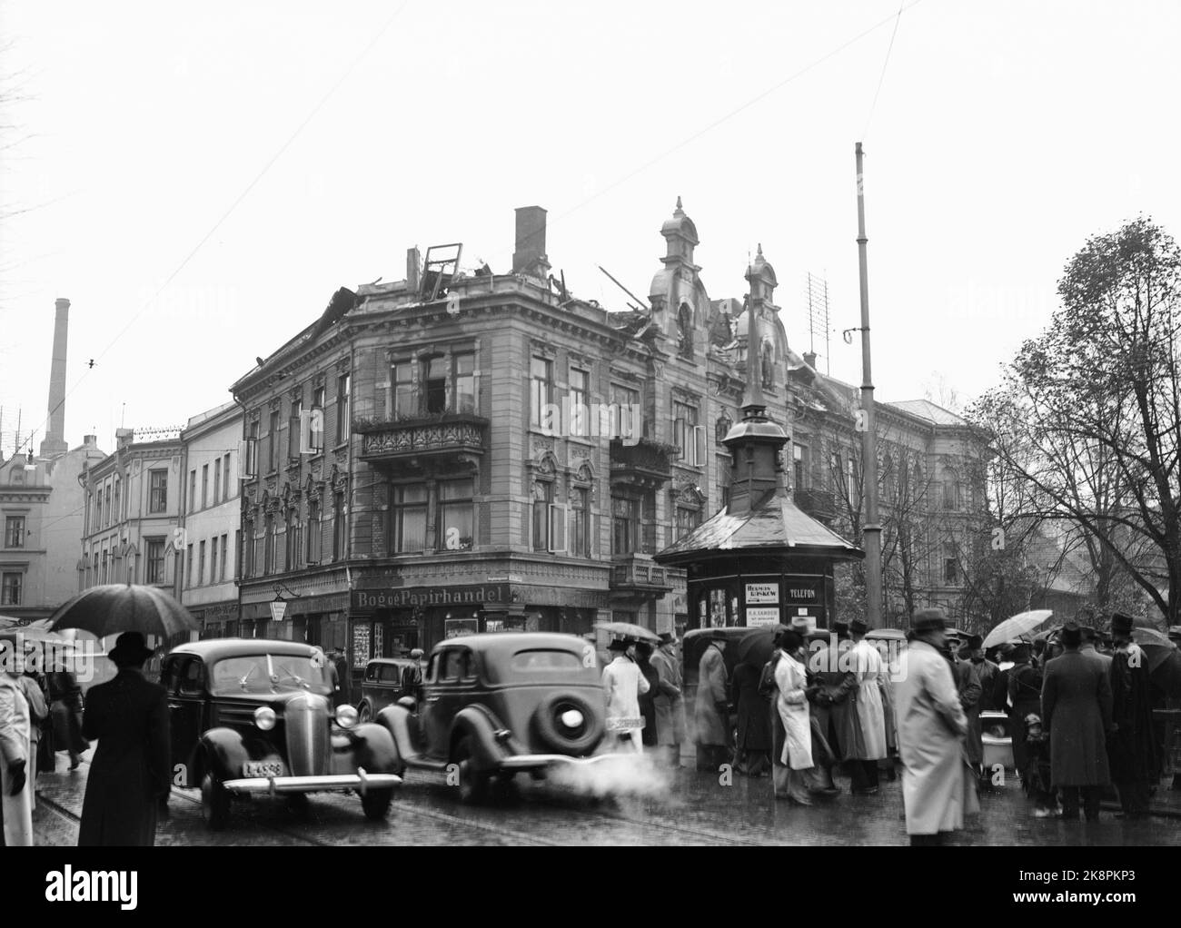 Ntb umbrellas fires cars city pictures crowd hi-res stock photography ...