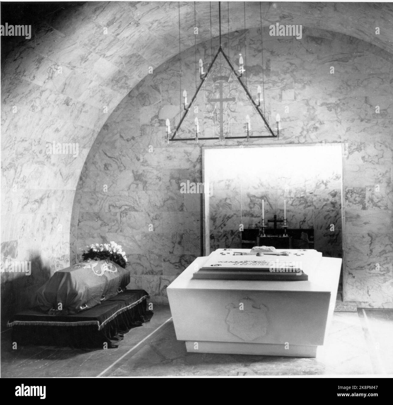 Oslo 19571001. King Haakon's funeral. King Haakon's stretcher and ...