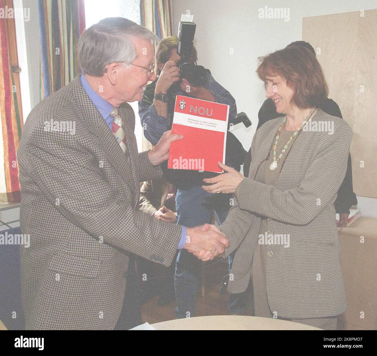 Ntb ntb handshake public documents hi-res stock photography and images - Alamy