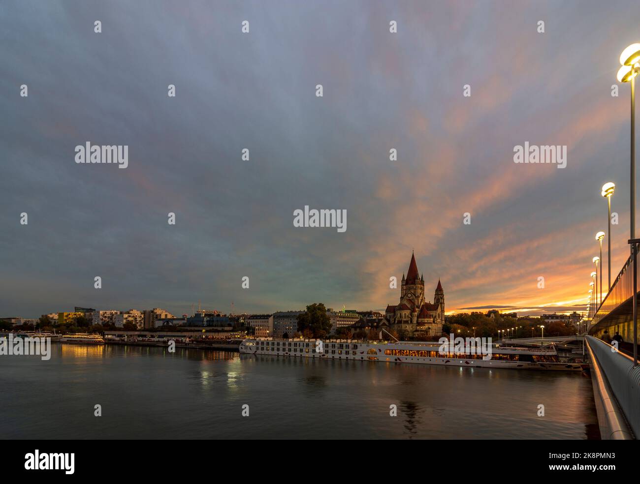 Wien, Vienna: river Donau (Danube), bridge Reichsbrücke, cruise ships ...