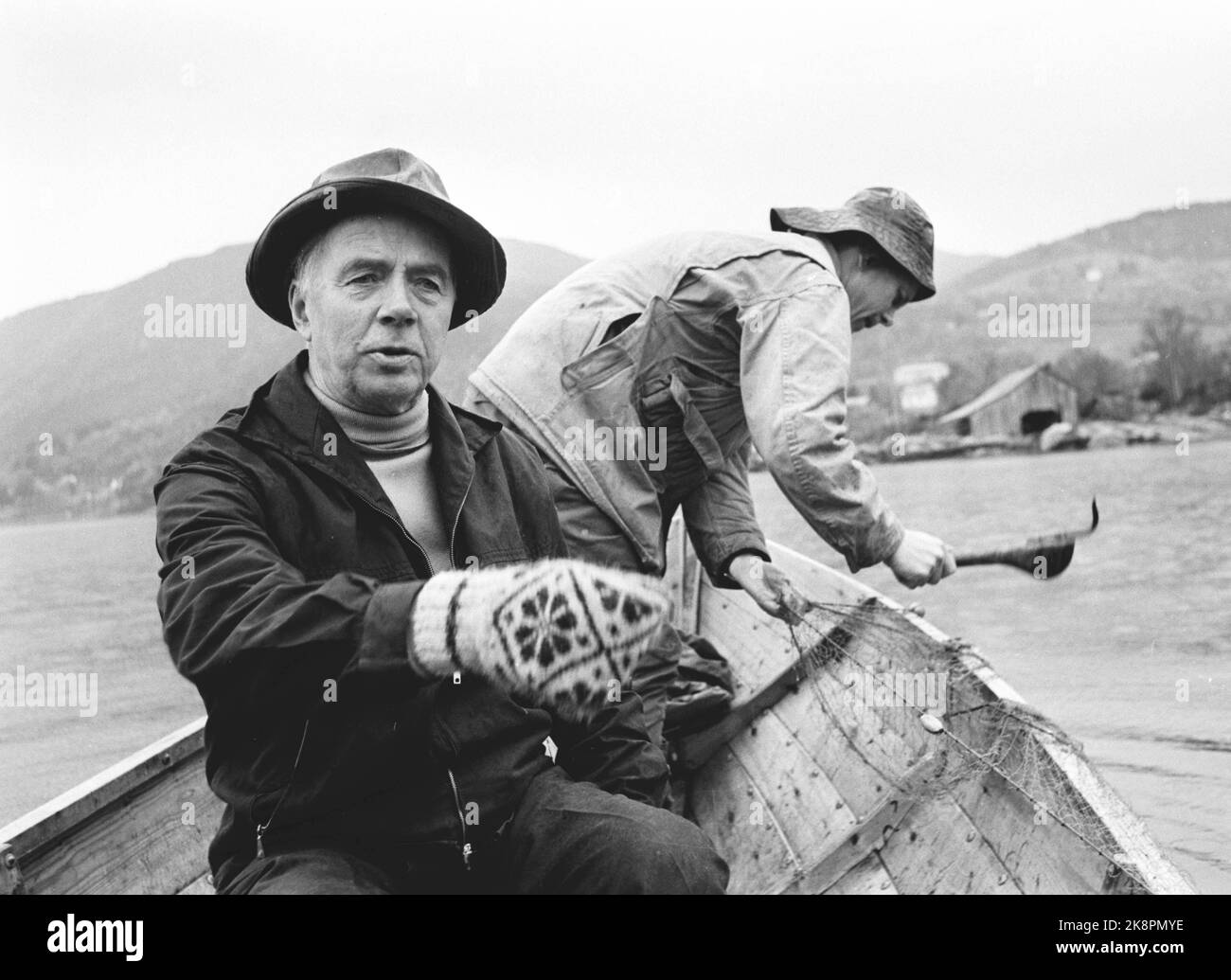 Nordfjord 1966. Theater manager Toralv Maurstad runs as a trapper and ...