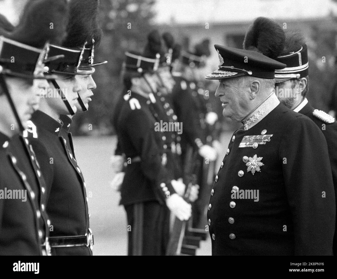 Oslo 1984-10: War School. King Olav V inspects the War School in ...