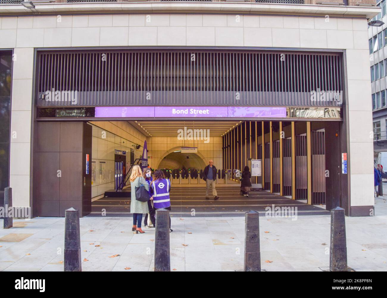 Elizabeth line bond street station hi-res stock photography and images ...