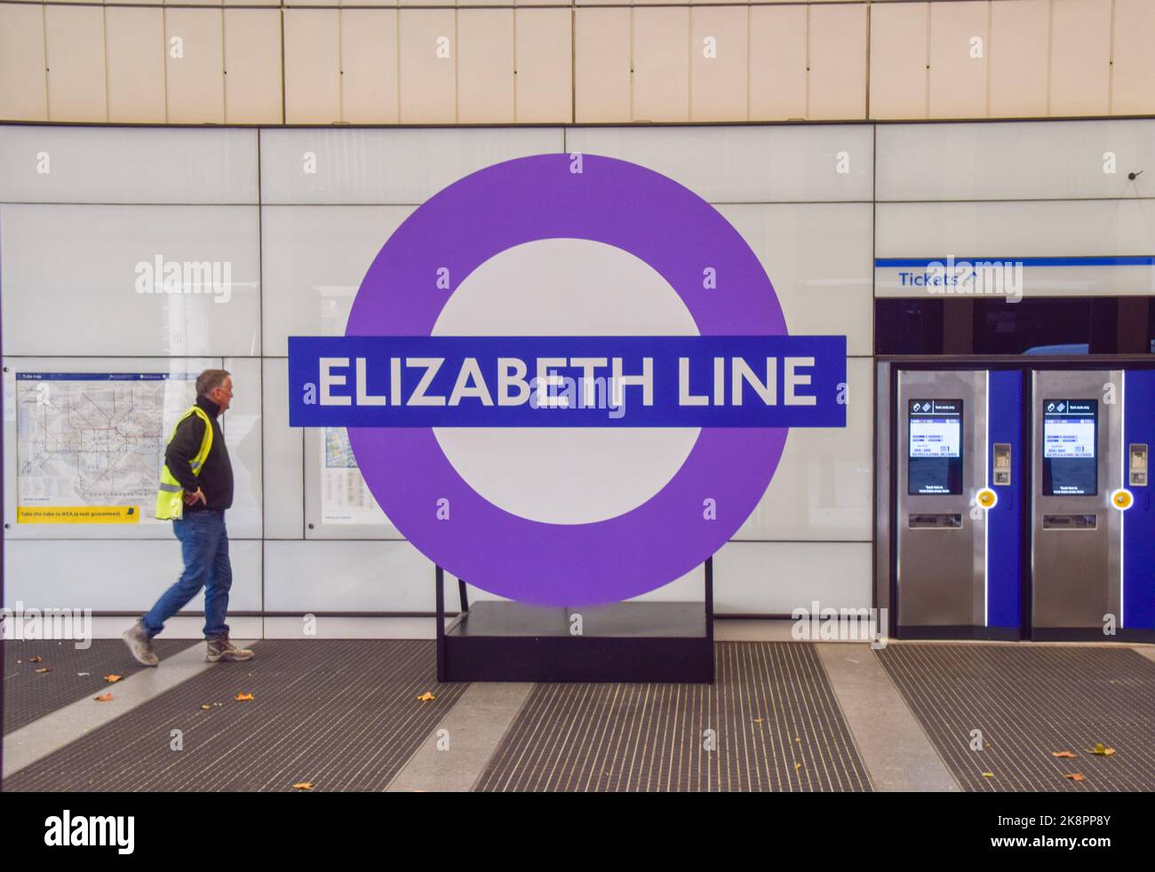 Elizabeth line signs hi-res stock photography and images - Alamy