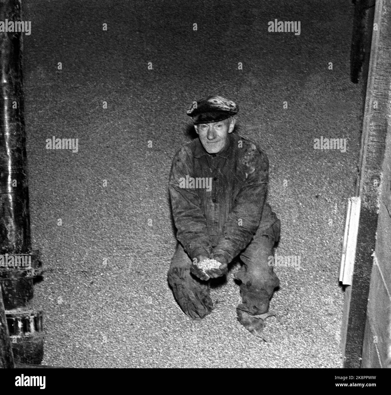 Ntb ntb boats loading and unloading grain relief Black and White Stock ...