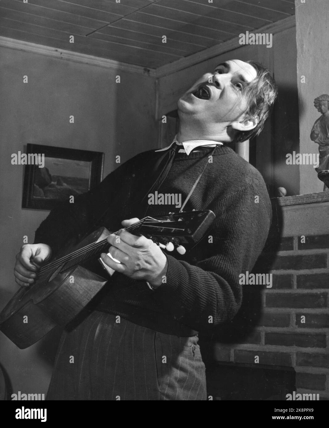 19490122 Home with show singer Alf Prøysen who poses with guitar and ...