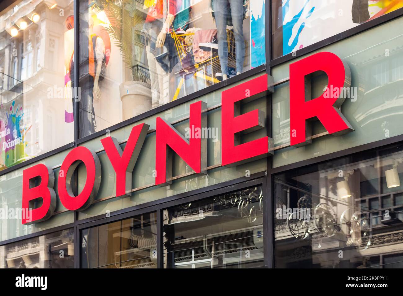 Signage avenue hi-res stock photography and images - Alamy