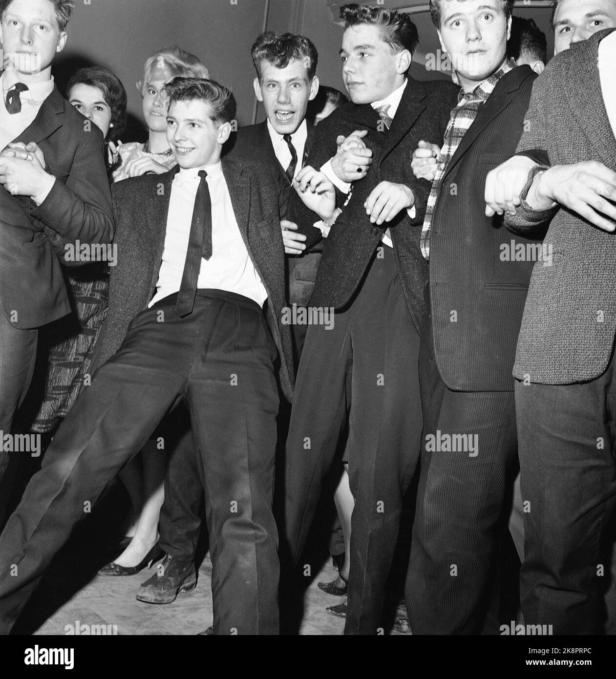 Here some young limbo dancers photo hi-res stock photography and images ...