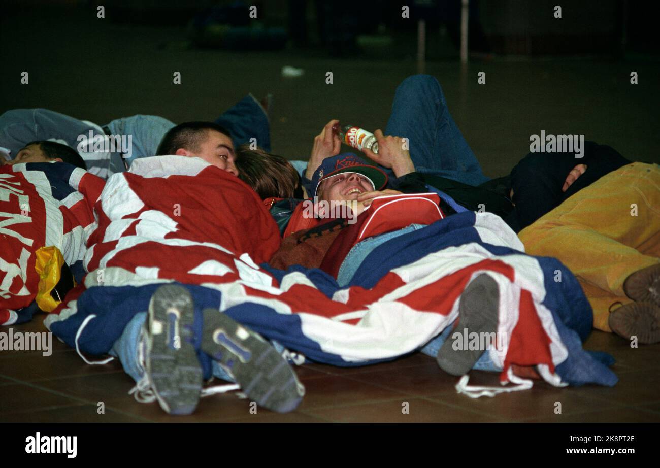 Jon eeg ntb spectators sleep supporters flag hi-res stock photography ...