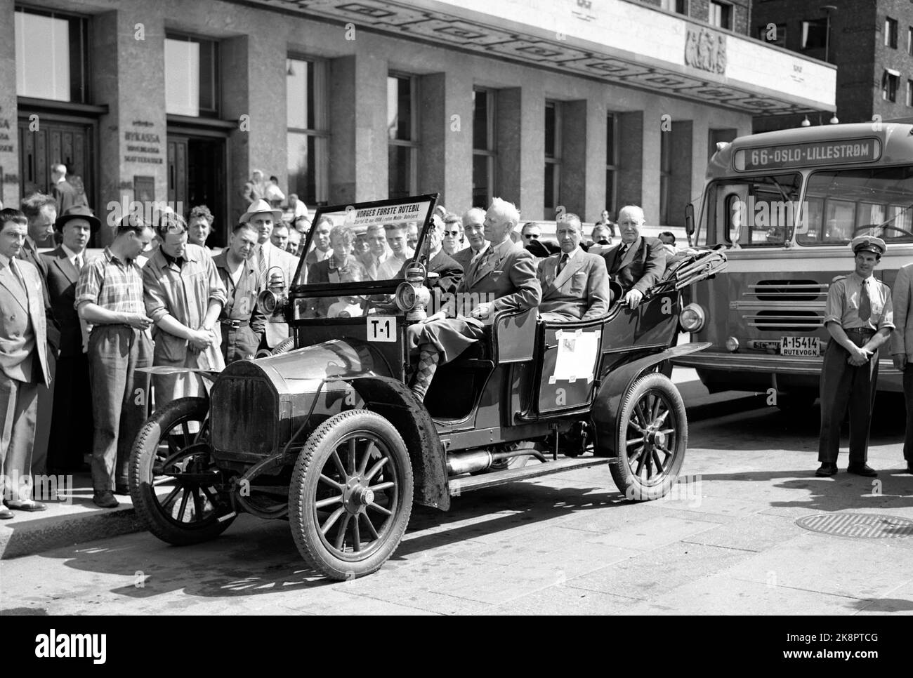 Oslo 19540529 Norway's first bus on Oslo visit. The bus was on track ...