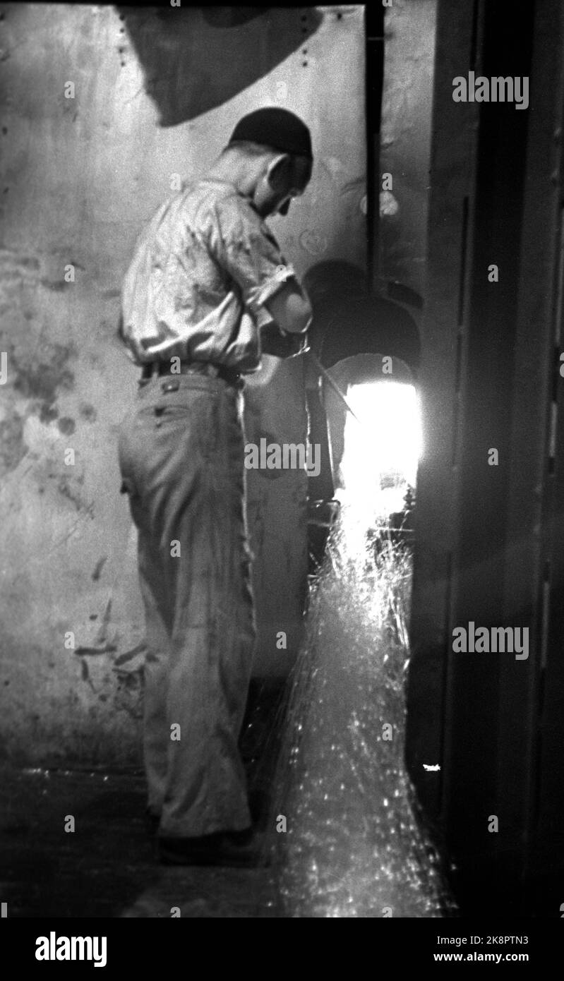 Drammen 19470122 Interior from Glassverket in Drammen. Man who ...