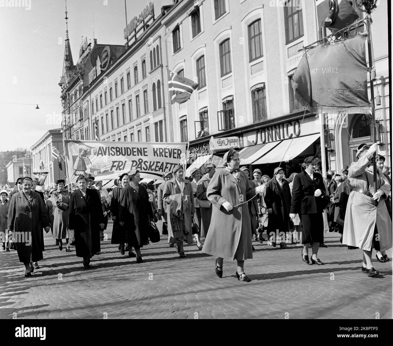 Oslo 19580501. May 1st celebration. The May 1 train on Karl Johans gate ...