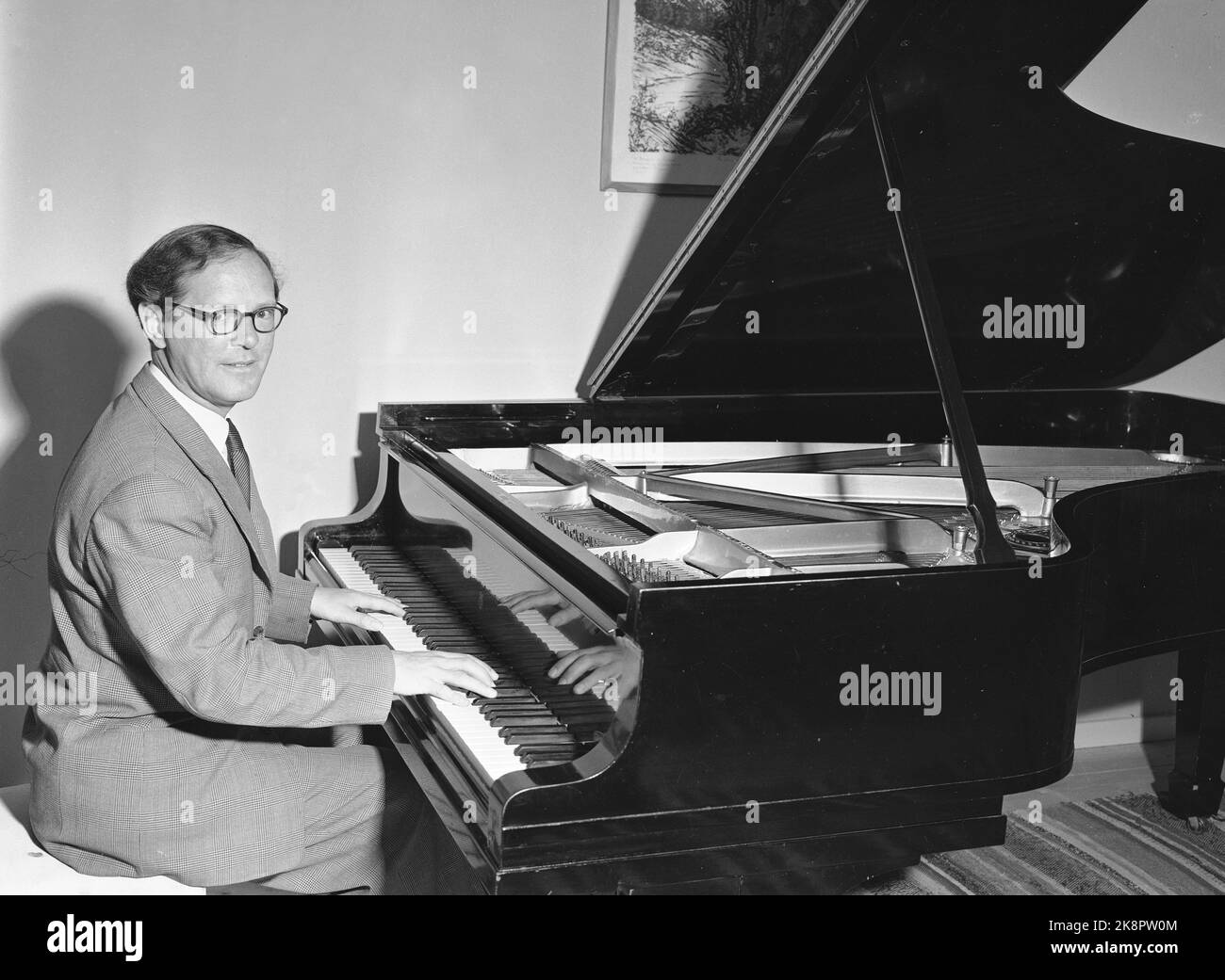 Oslo 19520818 pianist robert riefling plays piano photo hi-res stock ...