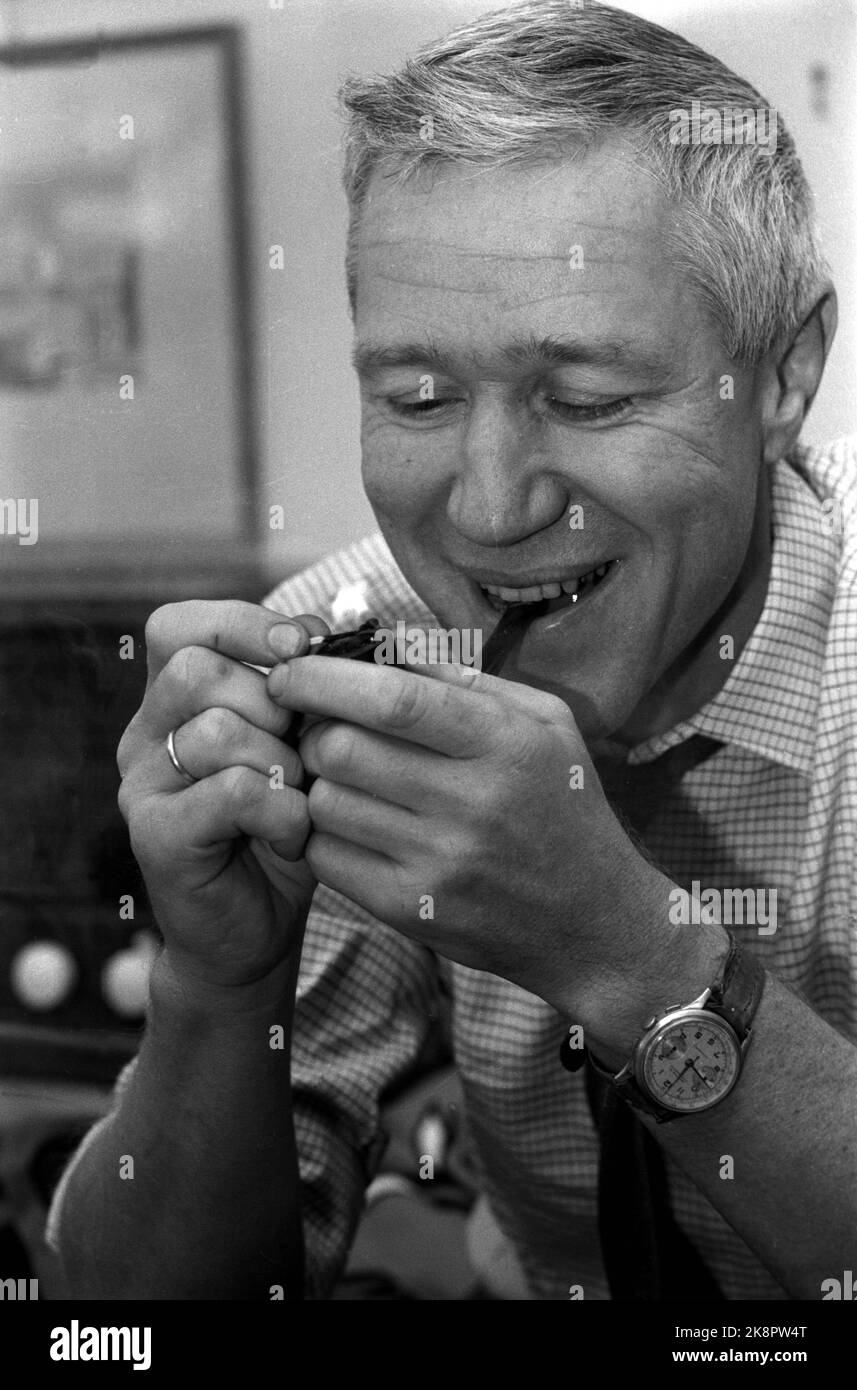 Oslo October 10, 1959. Kjell Aukrust in his home. Here he smokes pipe ...