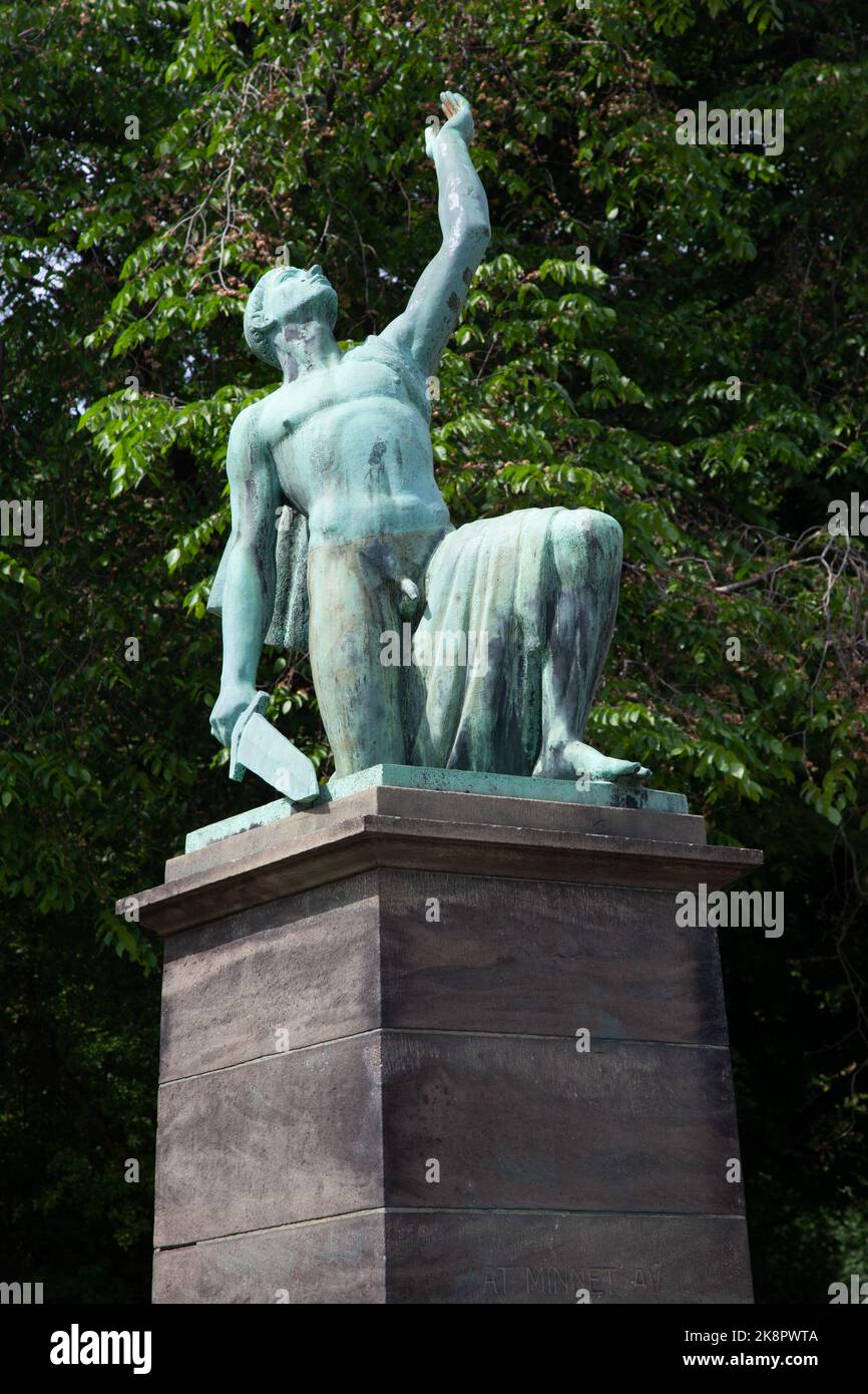 Bronze statue man holding hi-res stock photography and images - Alamy