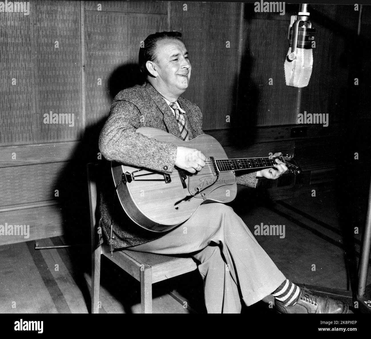 Oslo19530701: The show singer and author Alf Prøysen at the microphone ...