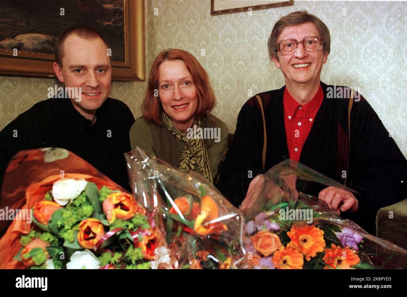 Hans Herbjørnsrud (t Rønnaug Kleiva (in the middle) received the award ...