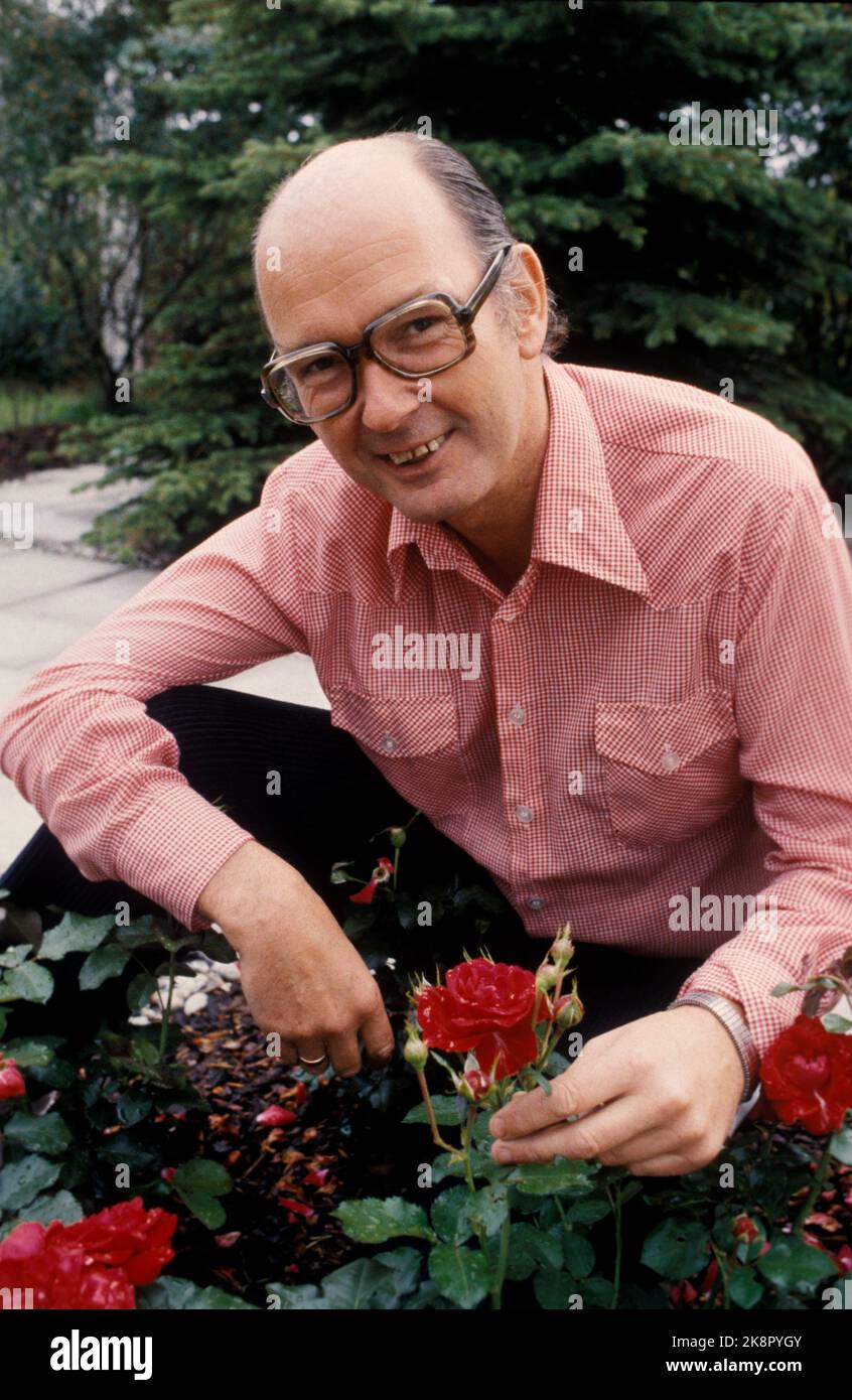 Oslo August 1982: Ola H. Metliaas, NRK shows off red roses in the park. Photo: Henrik Laurvik ...