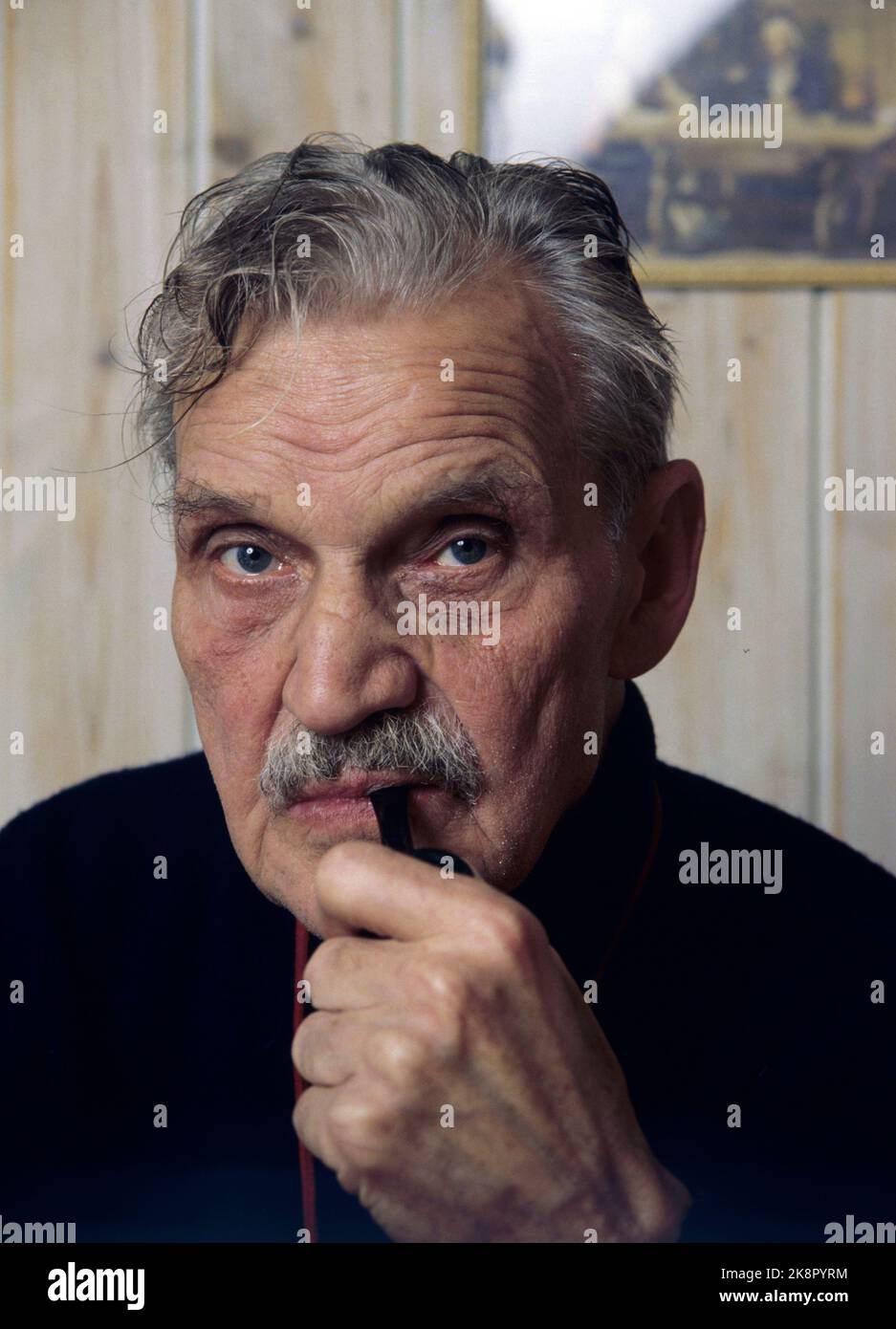 Oslo 19880125. Actor Rolf Søder, portrait with pipe. Photo Bjørn-Owe ...