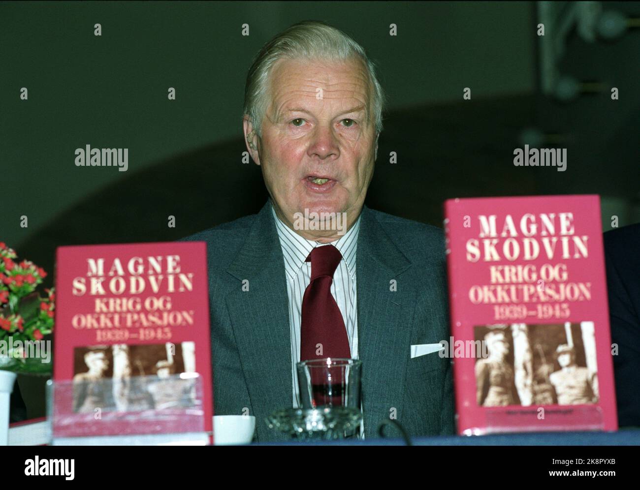 Oslo 19901018. Professor Magne Skodvin presents his book on the history ...