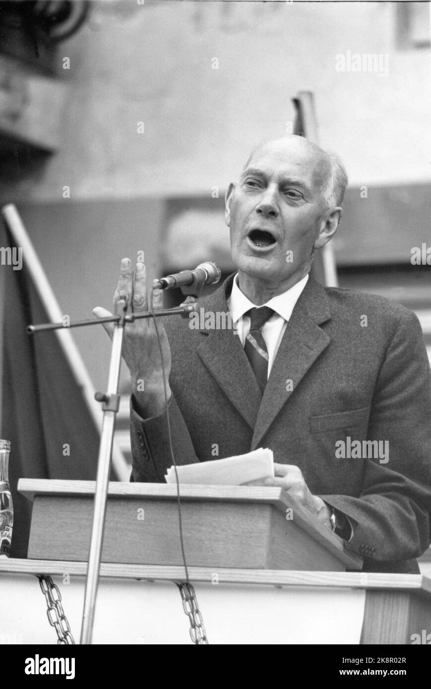 Hamar 196309 Former Prime Minister Einar Gerhardsen at the election ...