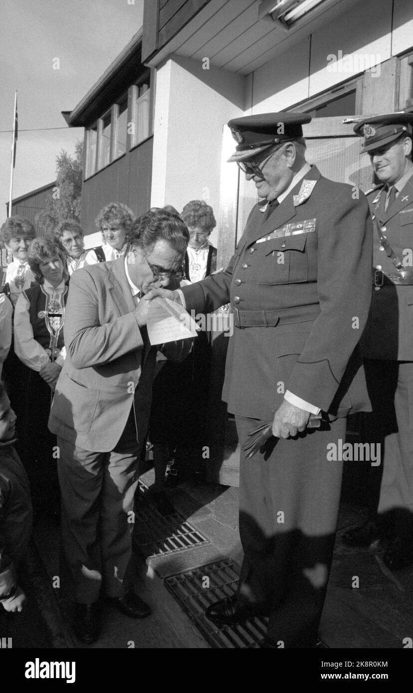 Vestre Slidre 1987-10-04: King Olav visits Vestre Slidre. Blue. Visit ... Vestre Slidre 1987-10-04: King Olav visits Vestre Slidre. Blue. Visit ...