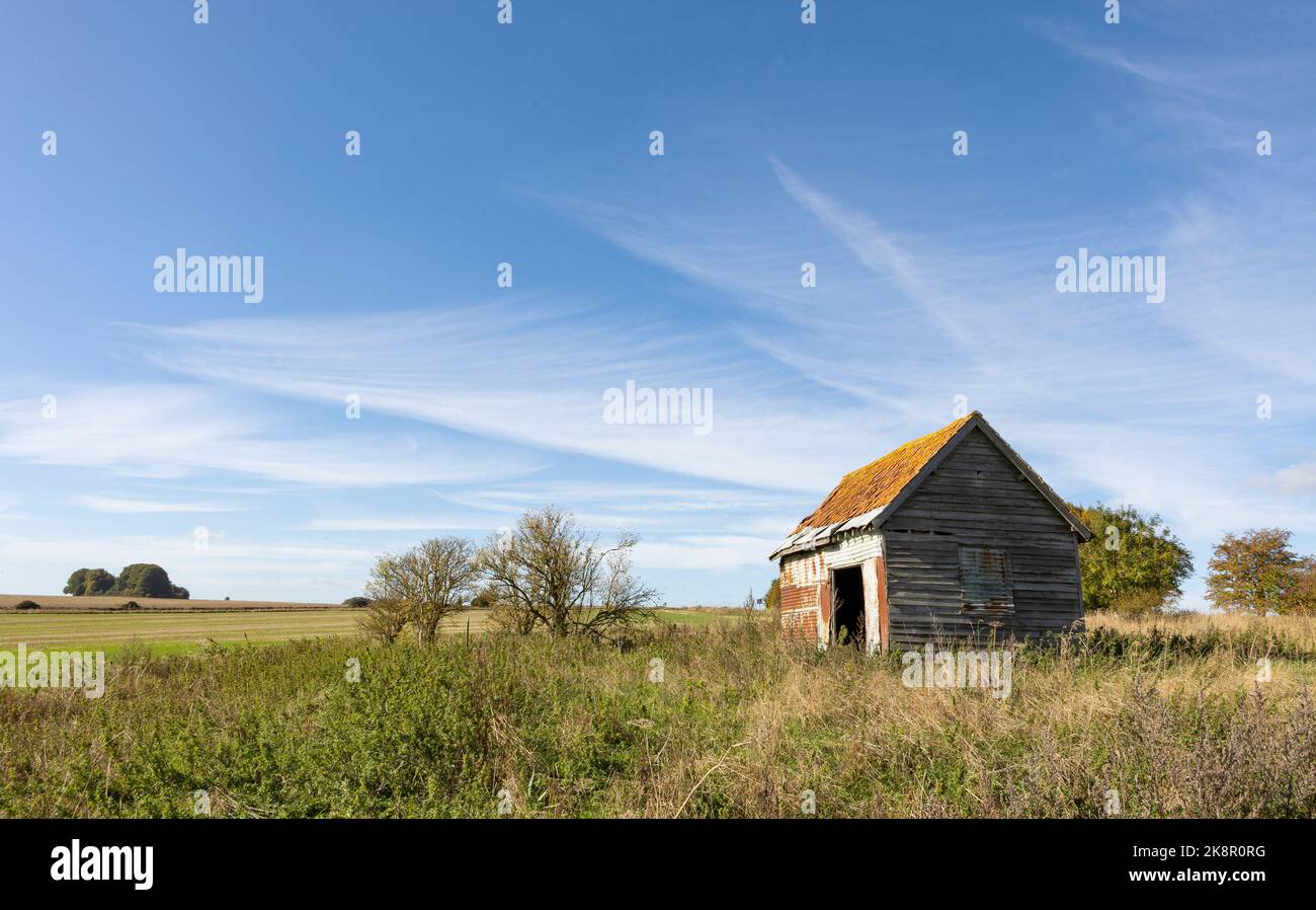old farm building on agricultural land, open farmland blue sky's Stock ...