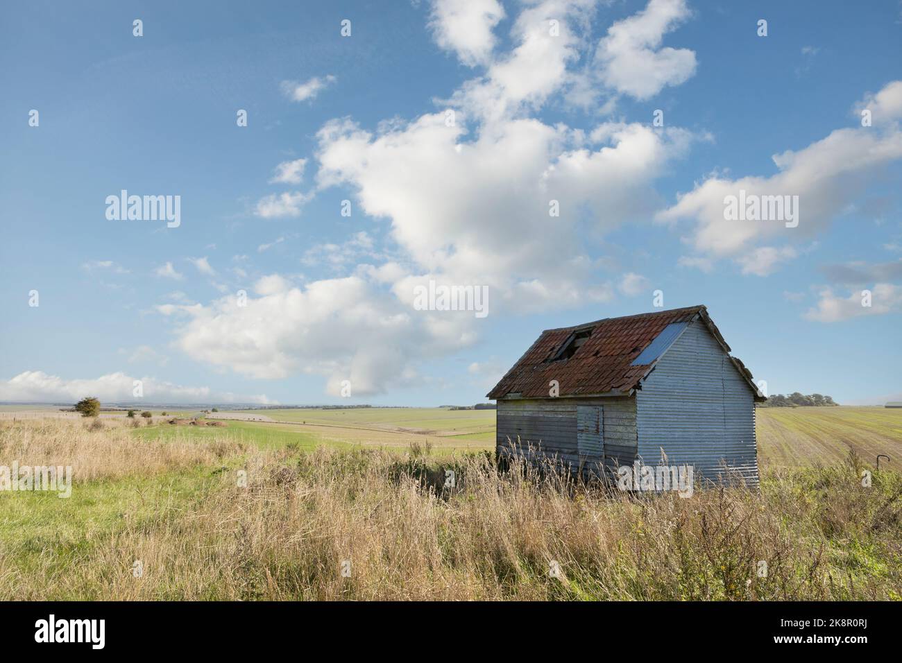 old farm building on agricultural land, open farmland blue sky's Stock ...