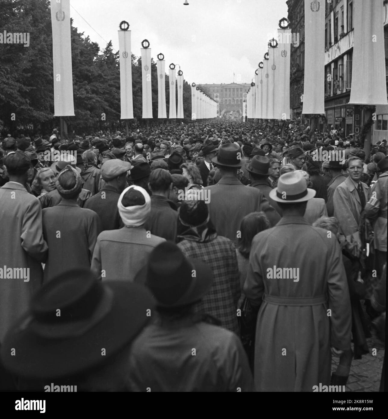 Oslo 19450607: Peace Days 1945. A cheering crowd welcomed the royal ...