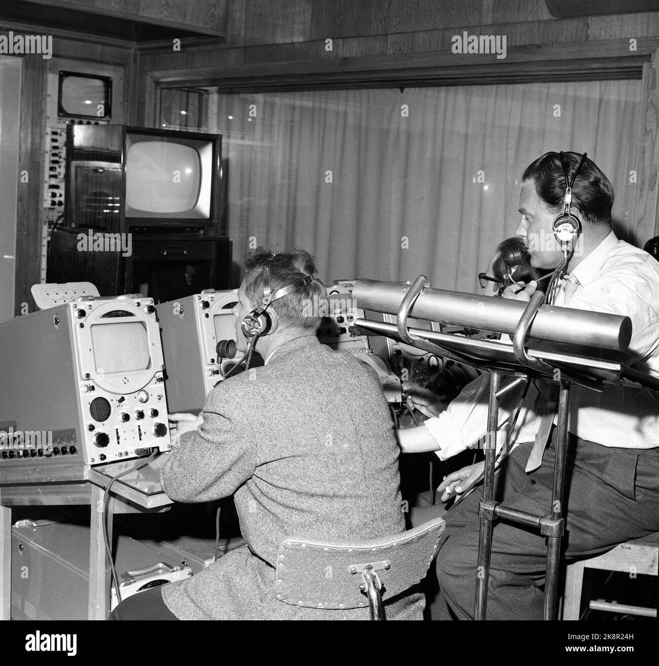 Oslo 19580413 The first week of regular test broadcasts on television ...