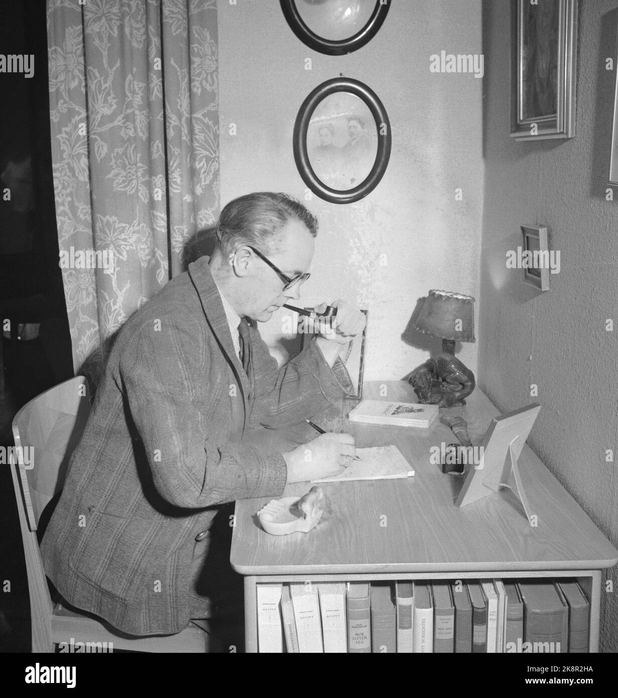 19481214 the author the poet einar skjaraasen photo the desk hi-res ...