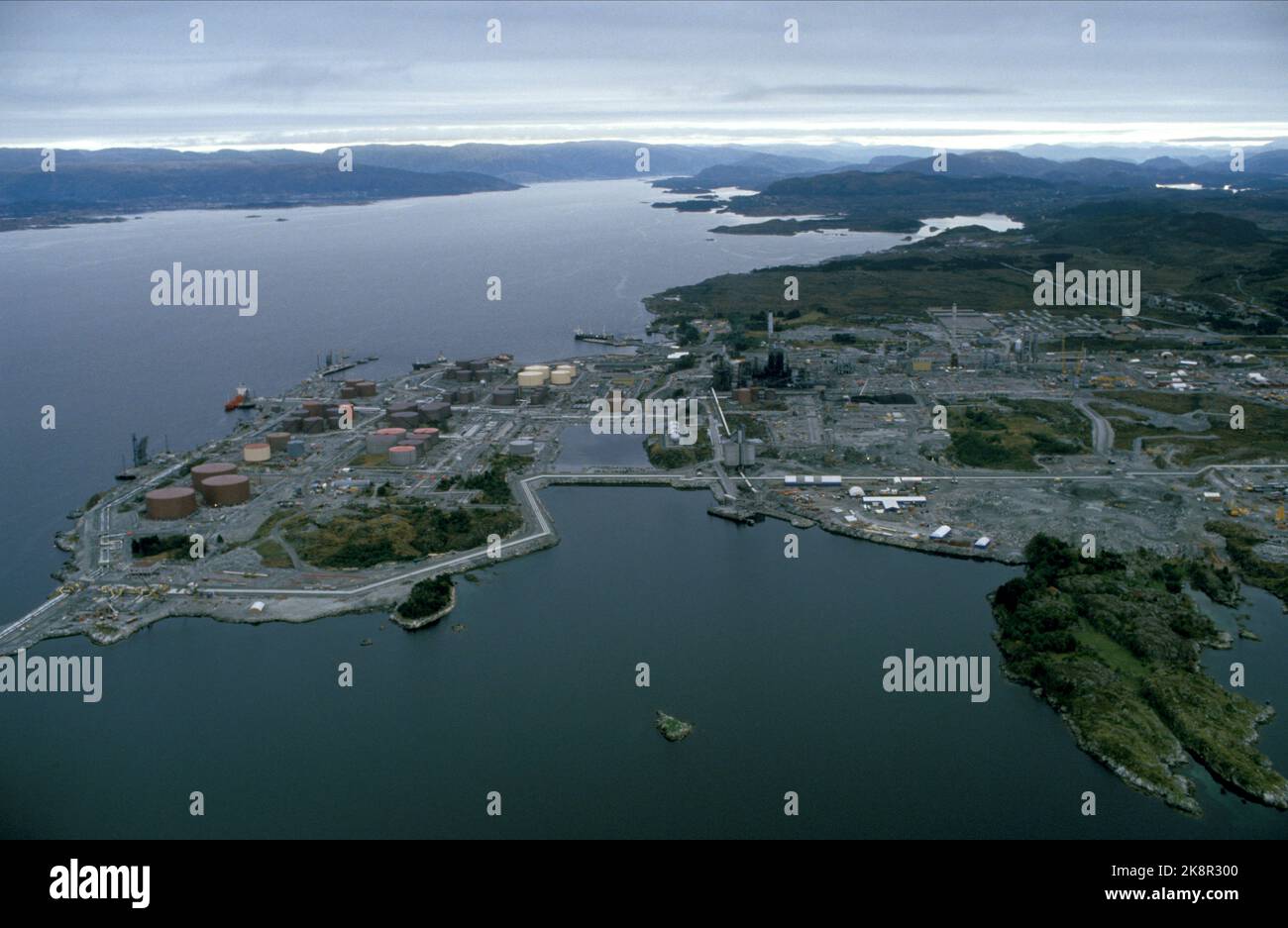 Mongstad 19870929: The oil refinery at Mongstad. Overview image. Photo ...