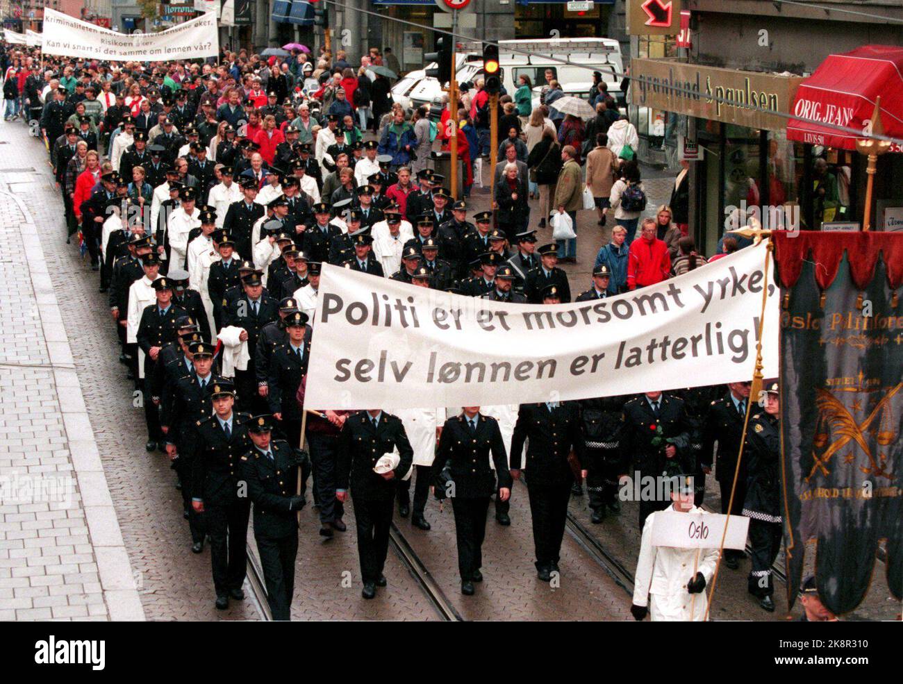 Oslo. 5,000 police officers demonstrate in Oslo. Case: For higher wages ...
