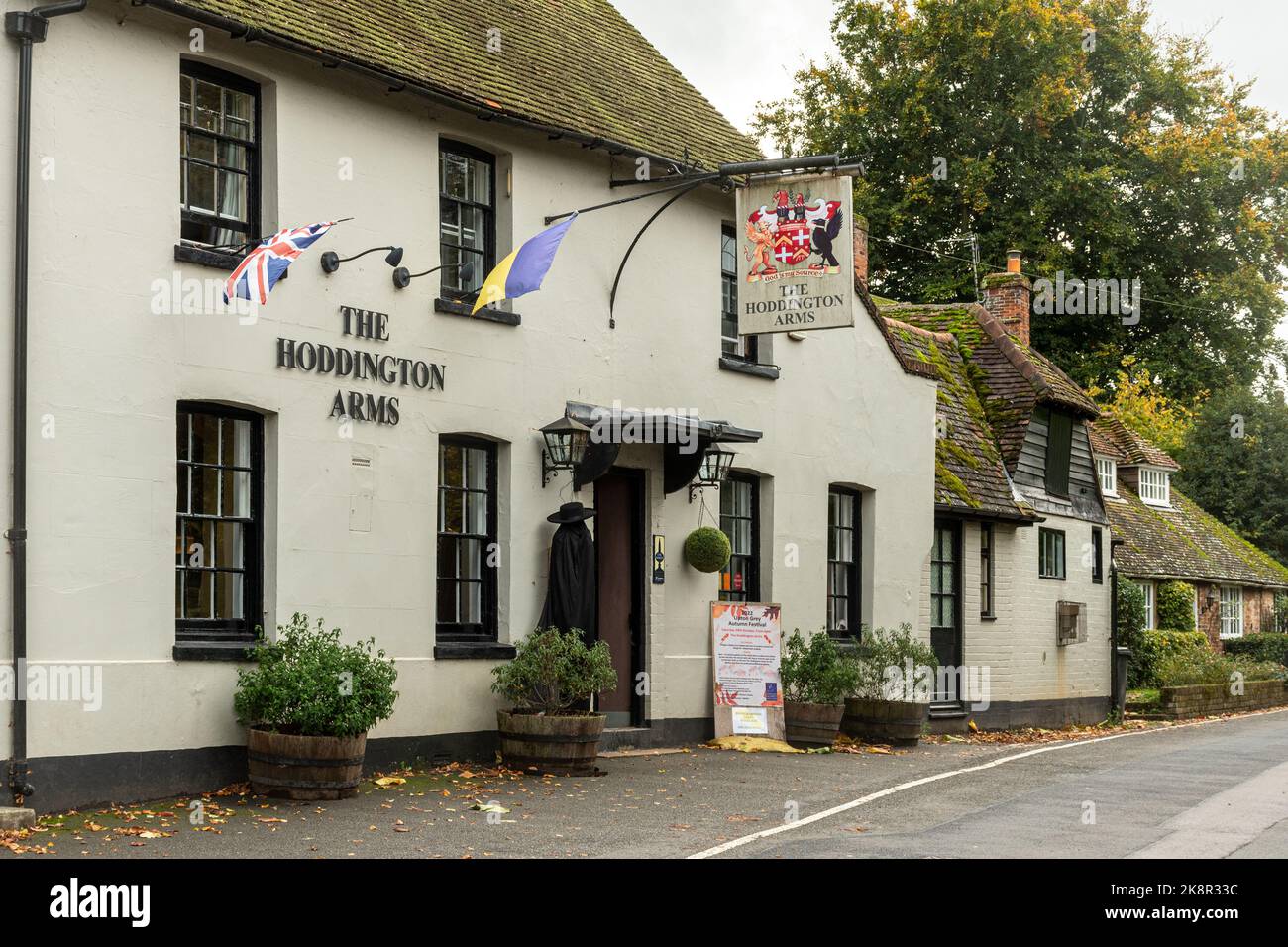 The Hoddington Arms country pub in the Hampshire village of Upton Grey ...