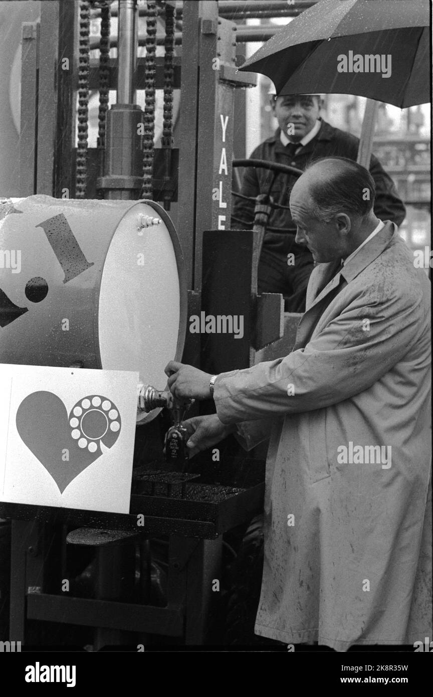 Sola 19710804 The first Norwegian raw oil comes to the Shell refinery ...