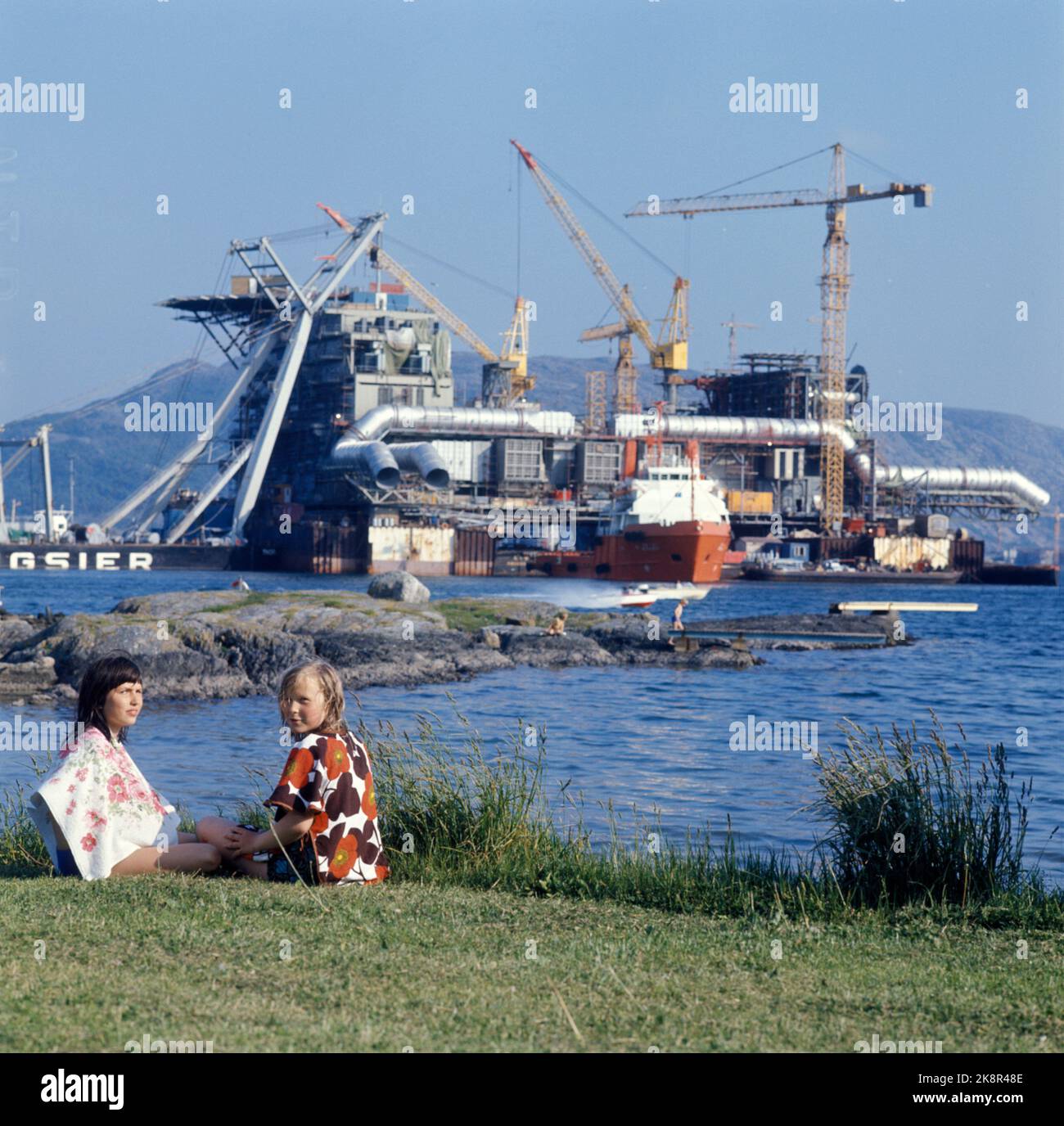 Stavanger 197506: Construction of oil drilling platforms at the yard in ...