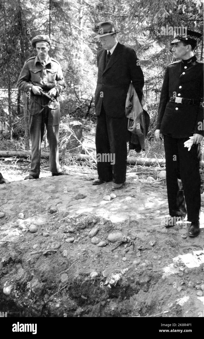 Trandum June 1944. Minister President Vidkun Quisling and soldiers at ...