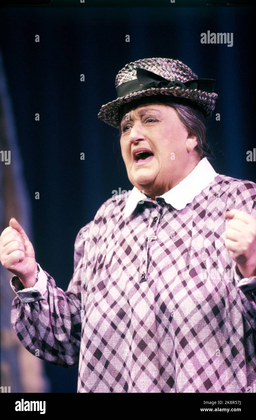 Oslo 198909 "Channel Frøland" on chat noir. Actor Elisabeth Granneman ...