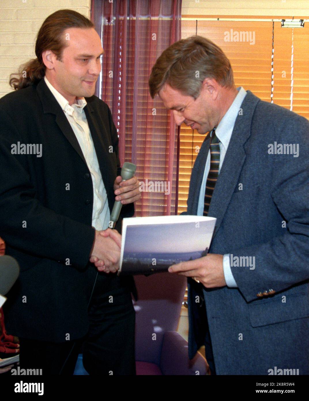 Helge hansen ntb political meetings handshake hi-res stock photography ...