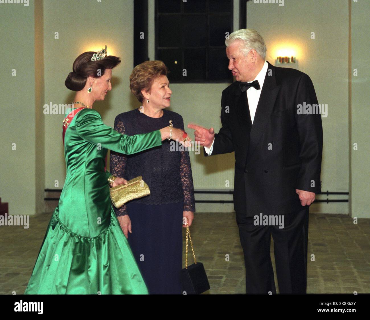Russian president boris yeltsin hands hi-res stock photography and ...