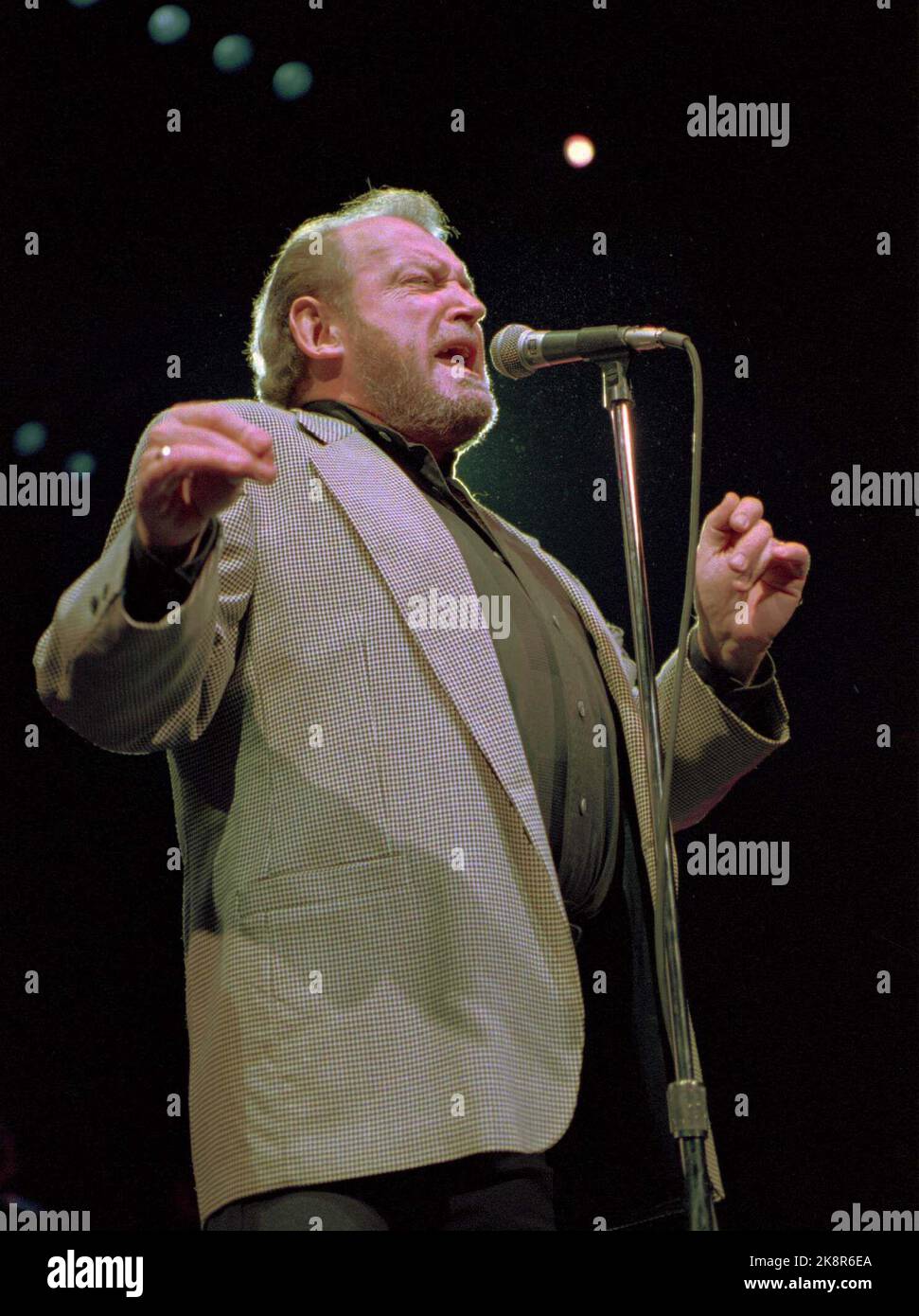 Oslo. English singer Joe Cocker gave everything from the first breath ...