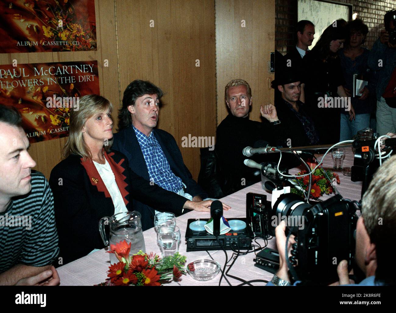 Drammen 19890926. Paul McCartney and his wife Linda during the press ...