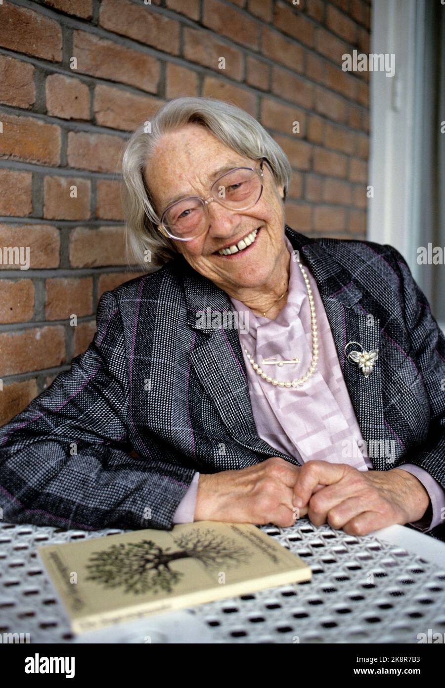 Oslo 19900402 psychologist and sol seim hi-res stock photography and ...