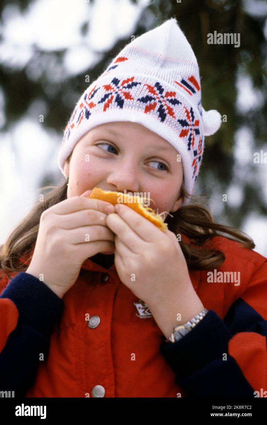 Asker 1983-02: The Crown Prince family on skiing at Skaugum 9 February ...